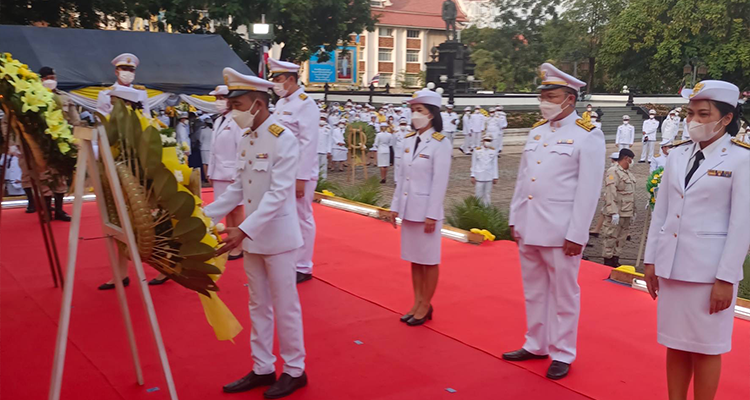 โรงเรียนรัตนาธิเบศร์ - ข่าวกิจกรรม - ผู้แทนครูร่วมพิธีวางพวงมาลา เนื่องในวันคล้ายวันสวรรคต ...